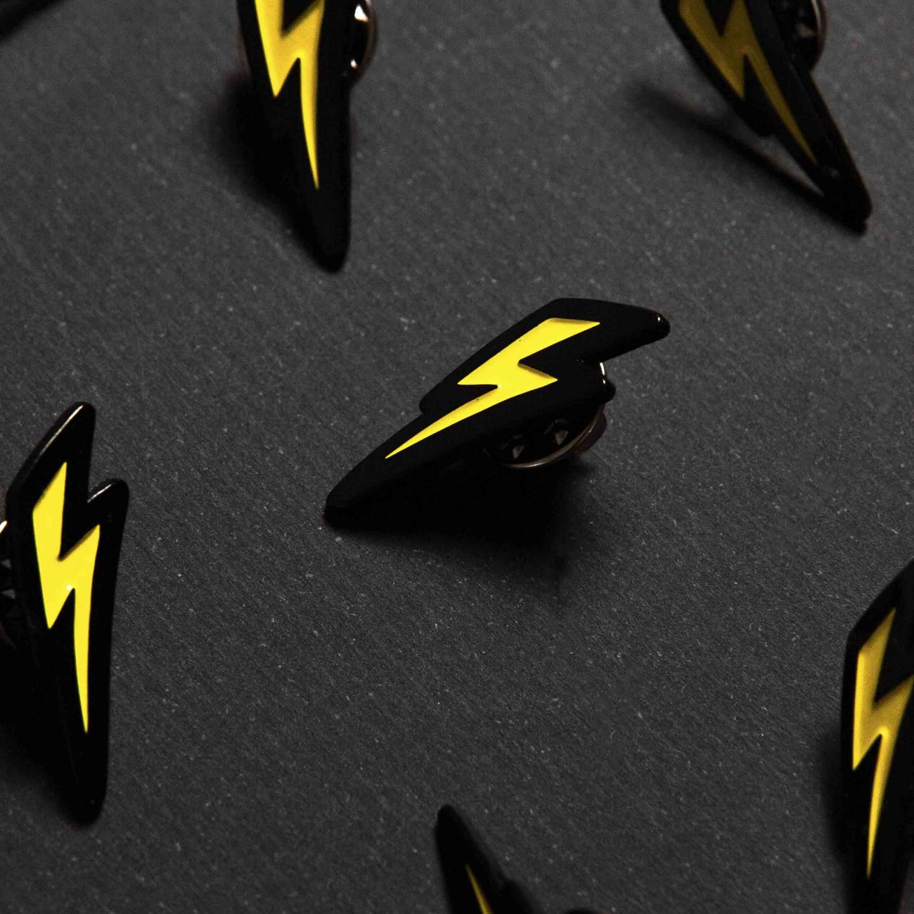 Lightning Bolt Pin – kanuto